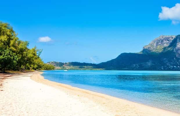 Nage avec les dauphins sur la côte ouest de l'île Maurice, rocher de ...