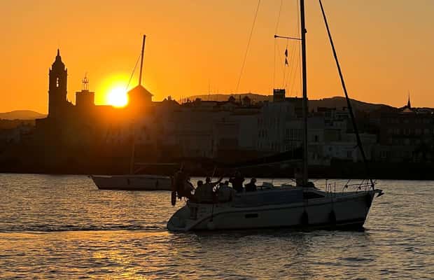 Sitges: Tour Guiado en Velero por la Costa de Sitges | GetYourGuide