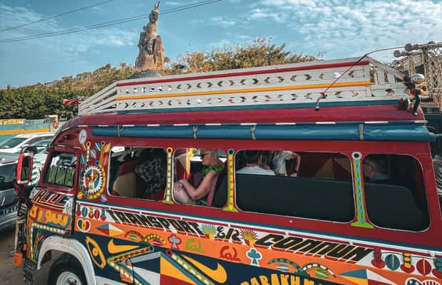 Dakar Express: Udforsk byen i en farverig hurtigbus | GetYourGuide