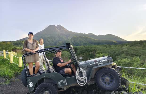 Yogyakarta: Explore Merapi usando um jipe de safári com serviço de ...