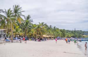 Roatán: West Bay Beach Club Day Pass with Lunch | GetYourGuide