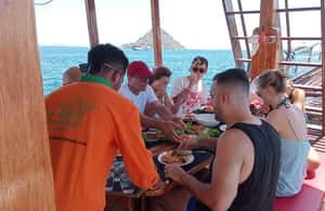 Labuan Bajo: 2T1N Komodo & Pink Beach Bootstour (geteilt) | GetYourGuide