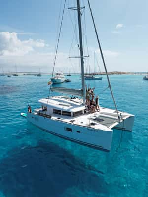 Valencia: Sail on a fantastic catamaran with sangria | GetYourGuide