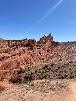 Tour de 2 días: lago Issyk-Kul, cascada, cañón y estancia en yurta ...