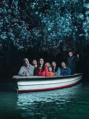 Passeio de um dia às grutas de Waitomo Glowworm em pequenos grupos a ...