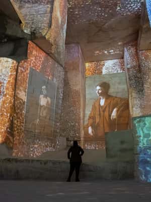 Les Baux-de-Provence: Carrières des Lumières Picasso ticket | GetYourGuide