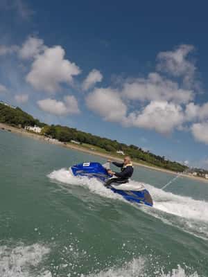 Jetskiën in Jersey met instructie en toezicht op het water | GetYourGuide