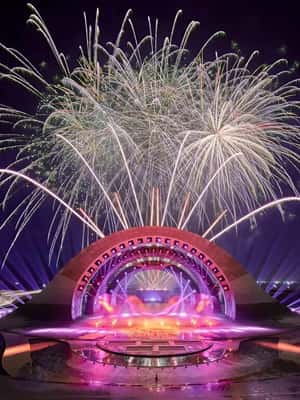 Dinner While Watching Symphony Show & Kiss of the Sea Show | GetYourGuide