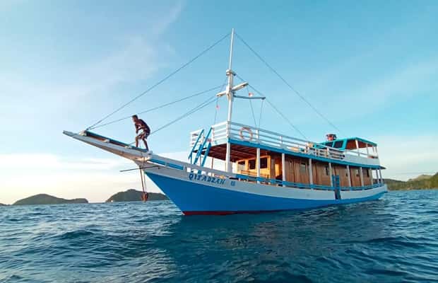 Labuan Bajo: Komodo 2D1N on Qifadjah Overnight Calm Sailing | GetYourGuide