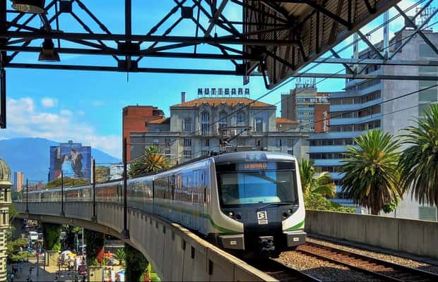 Estación Poblado: Tour Cerro El Picacho, vistas de la Comuna 13 y snack ...