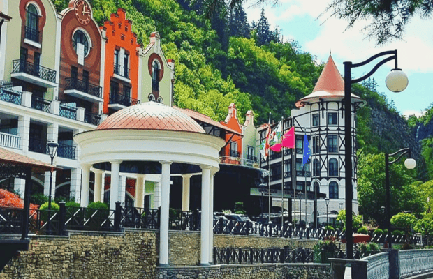 Borjomi: Wandeltour met gids door Oude Stad & Central Park | GetYourGuide
