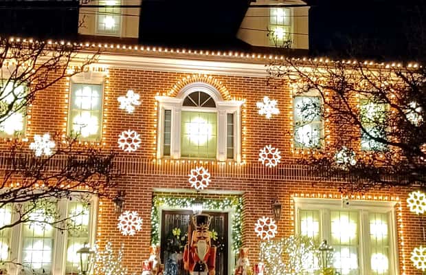 Świąteczny urok Nowego Jorku: Dyker Heights, port morski przy South ...