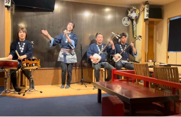 Tokio: Live Shamisen Gitarre und Izakaya Erlebnis | GetYourGuide