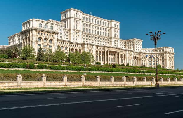 Minibusstur til Ceaușescus hus, Parlamentet og landsbymuseet | GetYourGuide