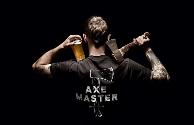 Throw axes and enjoy drinks at Cologne's first axe-throwing bar ...