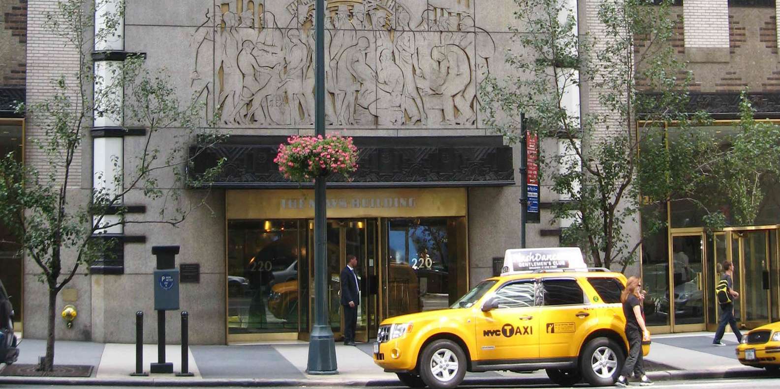 Daily News Building, New York City - Book Tickets & Tours | GetYourGuide