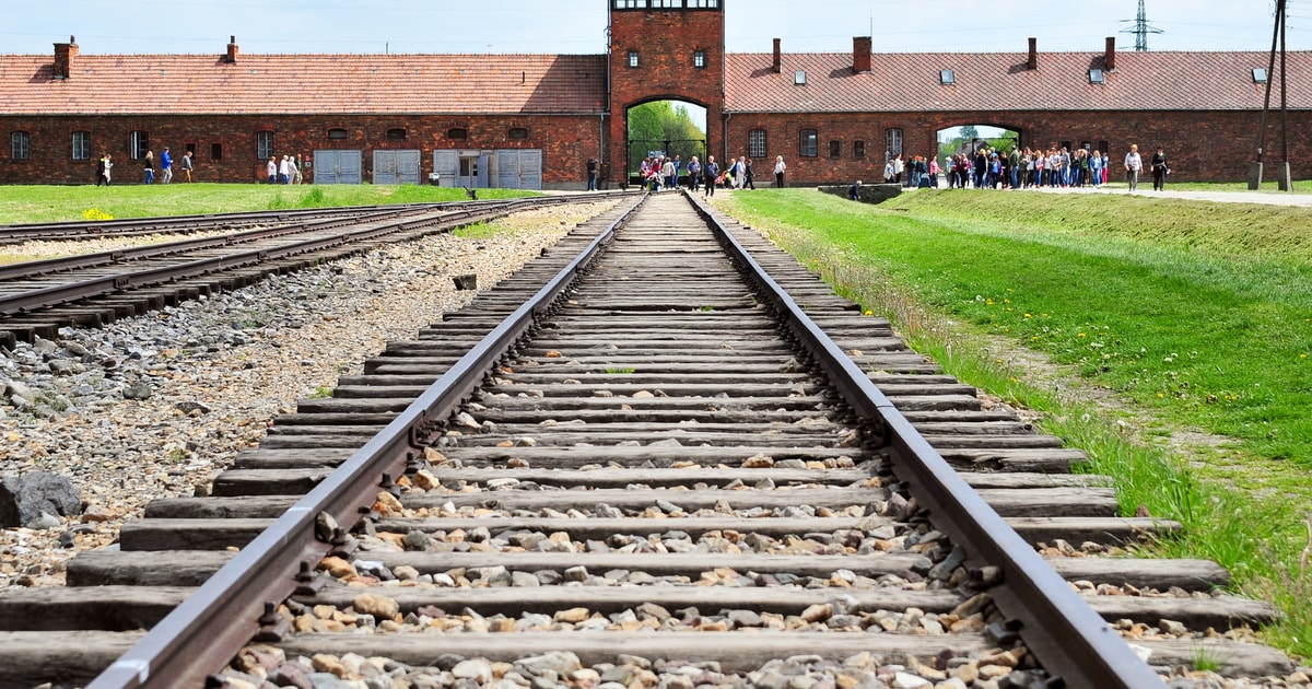 Auschwitz II-Birkenau - Kraków: Zdobądź bilety | GetYourGuide.pl