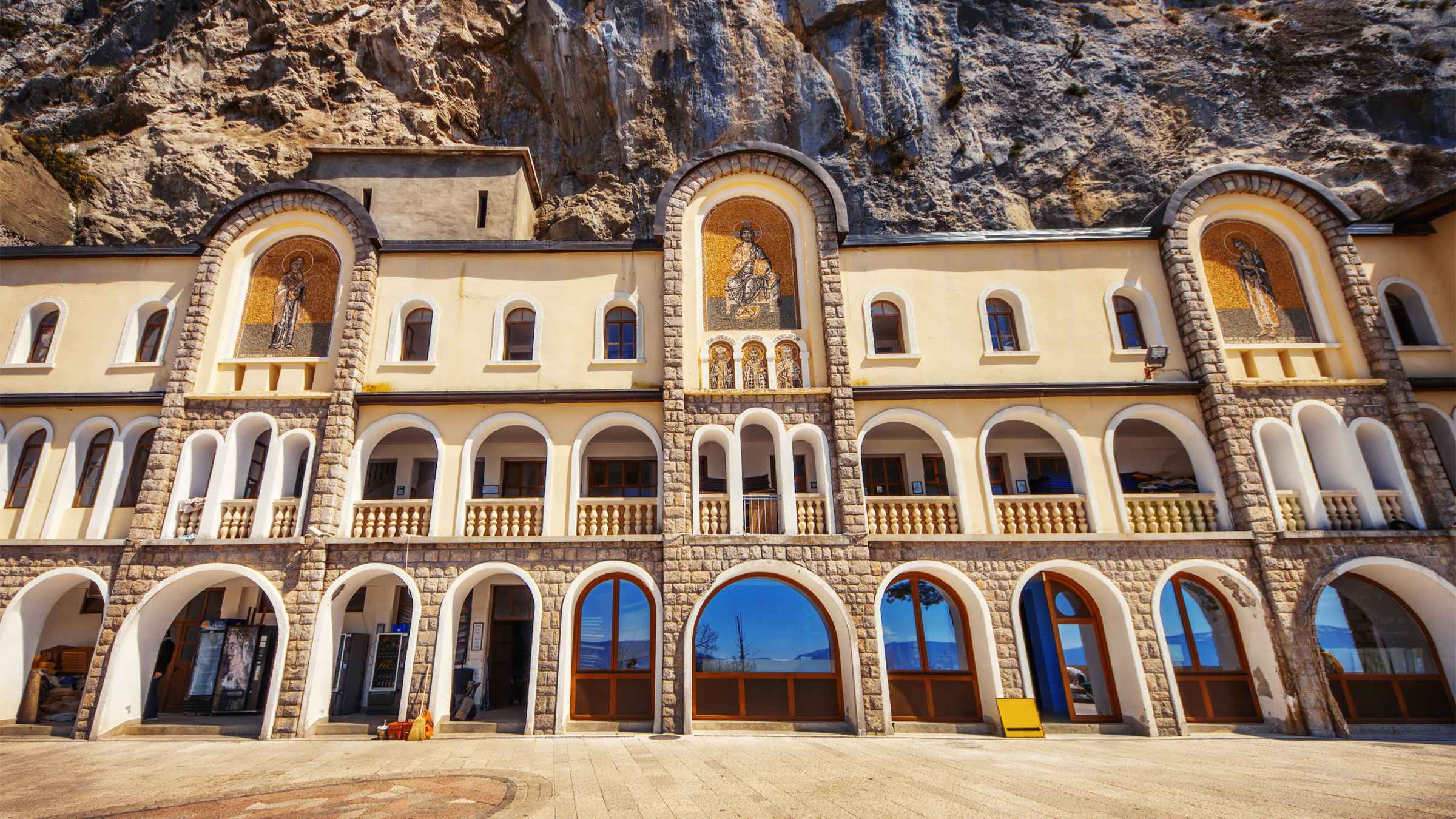 Monastero di Ostrog Architettura | GetYourGuide