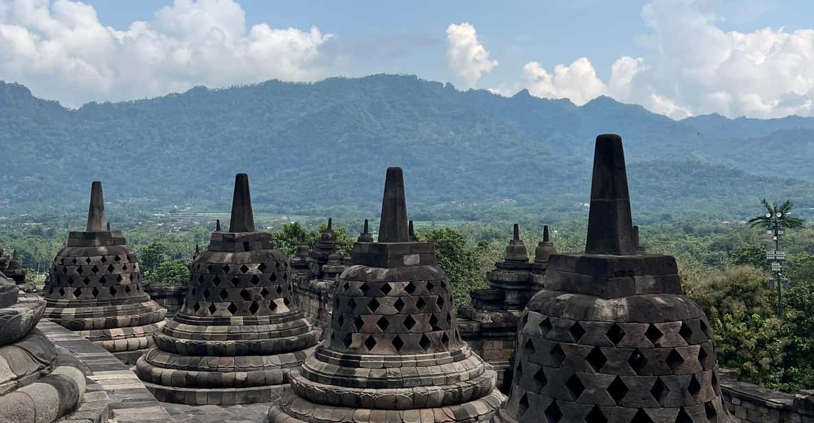 Yogyakarta: Borobudur e Prambanan con salita ai templi garantita ...