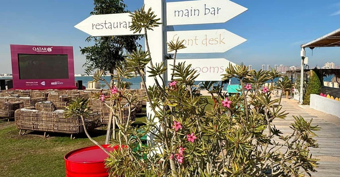 Doha: Doha Sands Beach Club'a Şezlong, Havlu ve Su ile Giriş | GetYourGuide