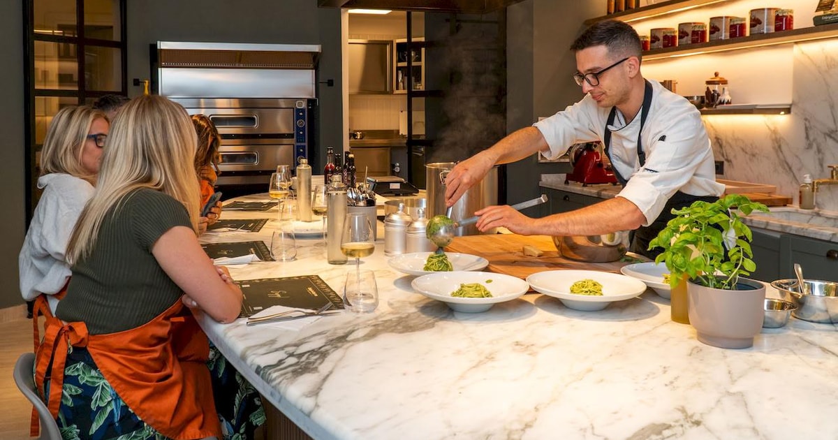 Roma: Clase Práctica de Pasta y Tiramisú con Vino Ilimitado | GetYourGuide