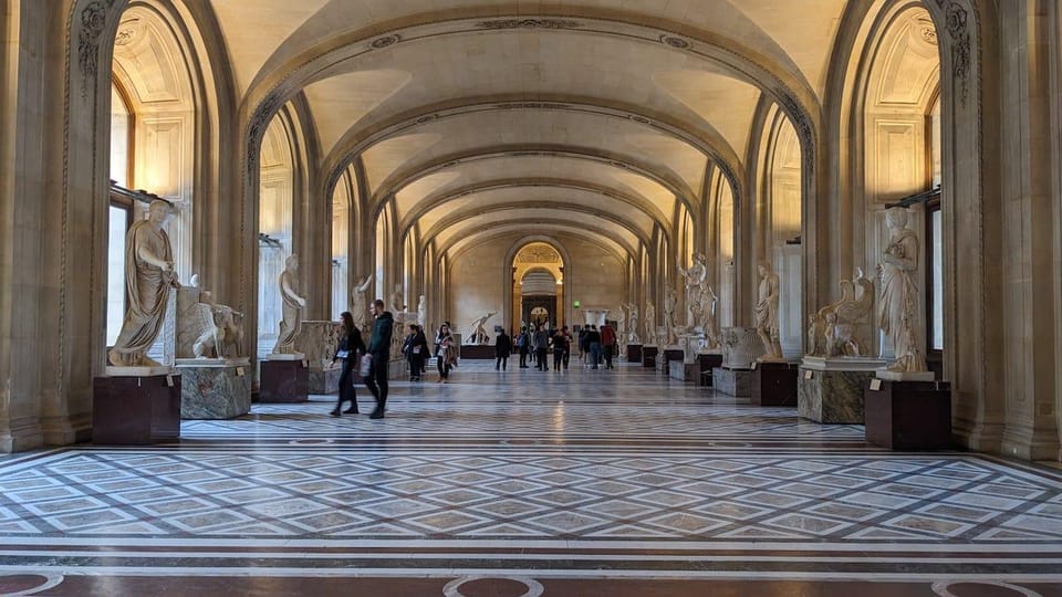 Paris: Lille gruppetur til Louvre sent om aftenen | GetYourGuide