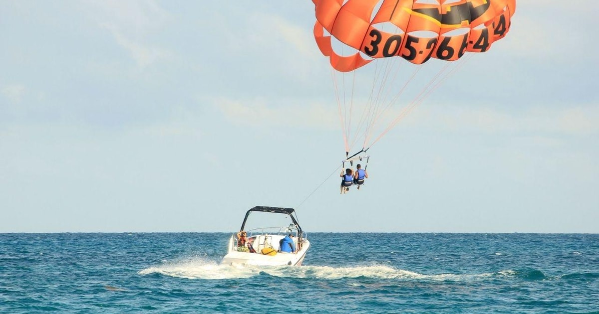 Parasailen in Punta Cana: 15-minuten adrenaline avontuur | GetYourGuide