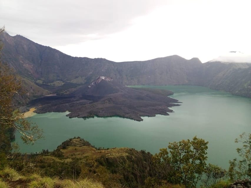 Trekking al Monte Rinjani, bordo del cratere di Senaru | GetYourGuide