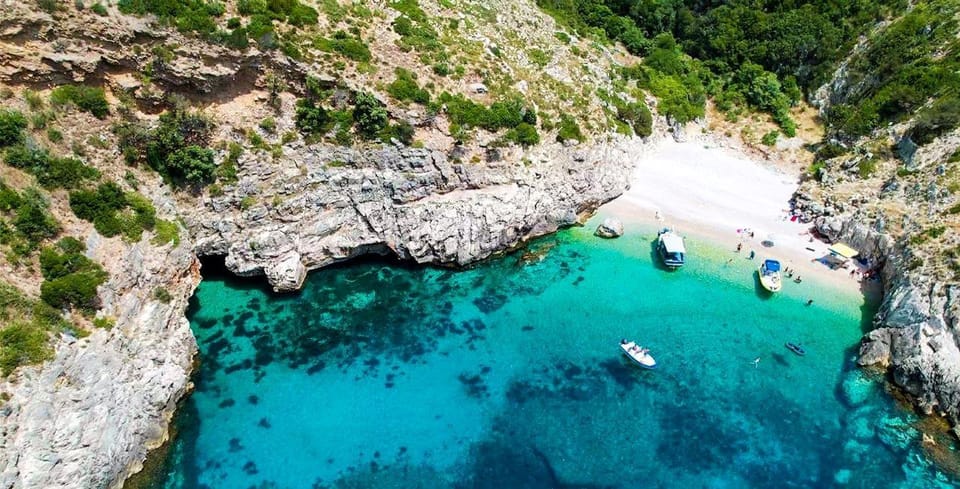 Desde Durrës/Tirana: Tour en barco por Vlorë | GetYourGuide