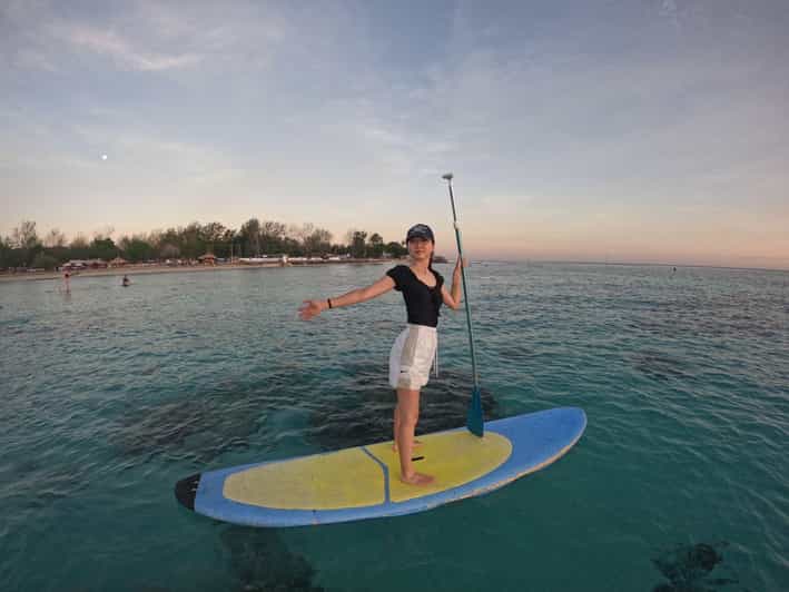 Prancha de stand-up paddle ao nascer do sol em Gili (sessão de fotos ...