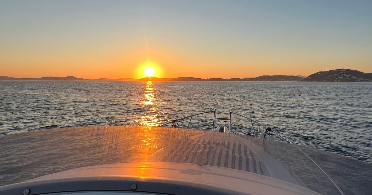 Passeio de iate ao pôr do sol na Riviera de Atenas | GetYourGuide