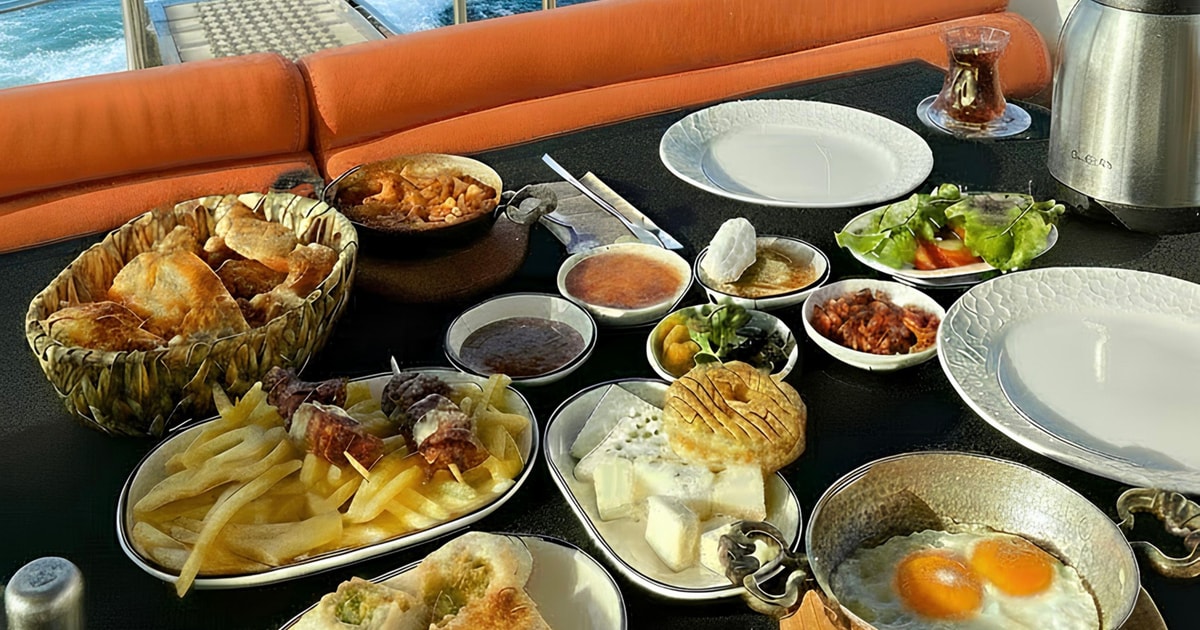 İstanbul: Sabah Boğaz Yat Gezisi ve Türk Kahvaltısı | GetYourGuide