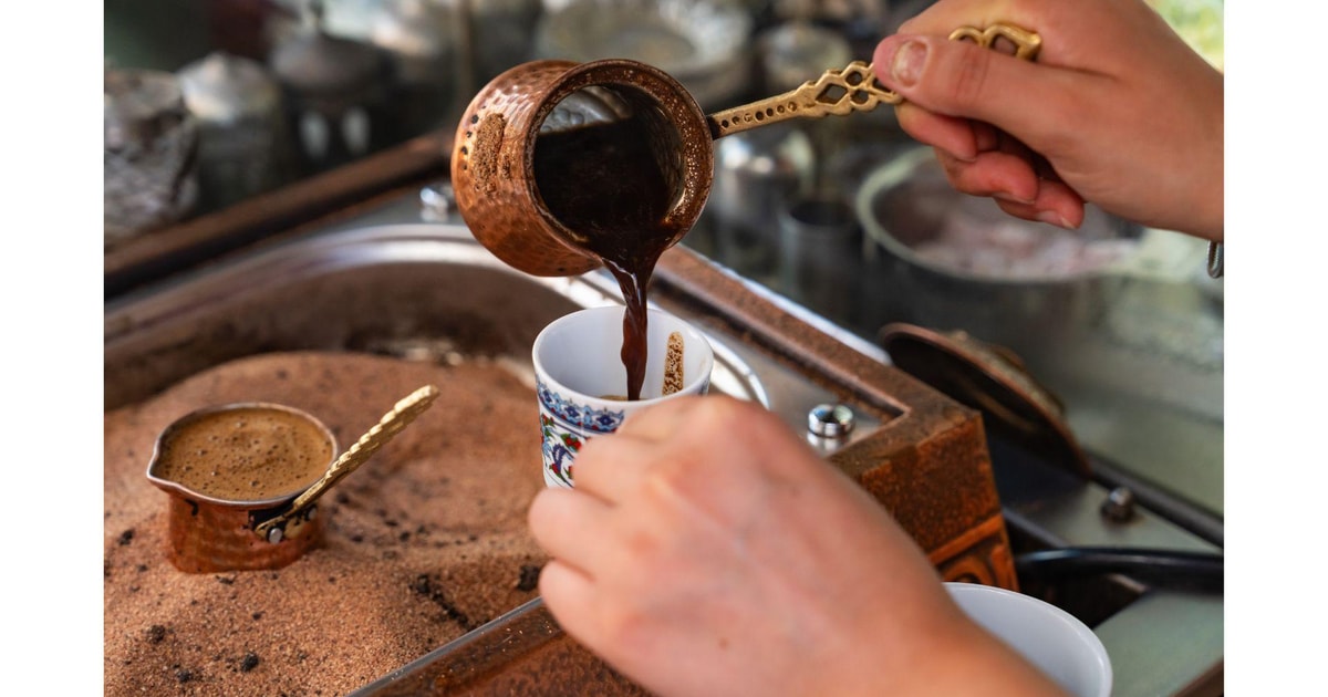 Istanbul: laboratorio di caffè turco preparato con la sabbia n/Hagia ...