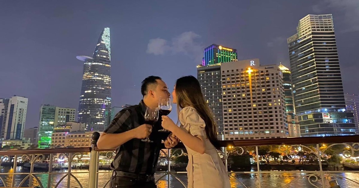 ディナークルーズ 市内夜景 サイゴン川 HCM ツアー | GetYourGuide