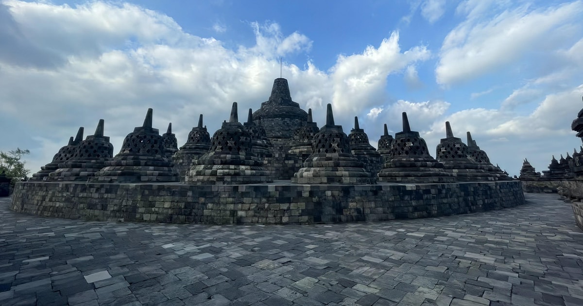 Yogyakarta :Borobudur, Volcán Merapi y Templo de Prambanan | GetYourGuide