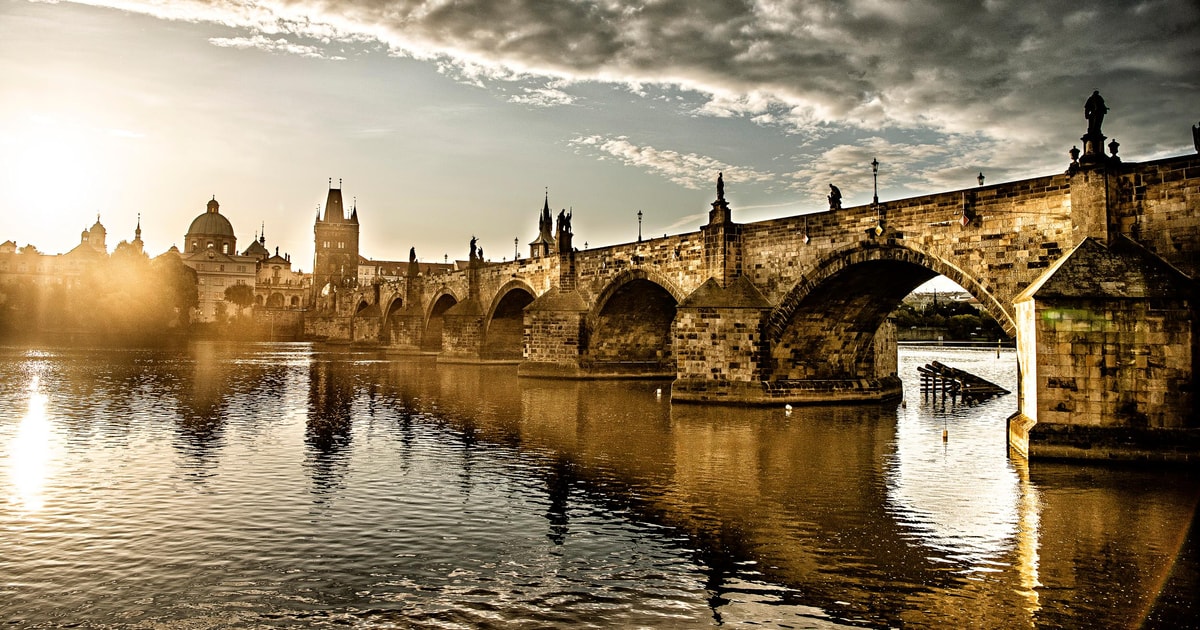 Excursão a pé pela Ponte Carlos e pela Cidade Baixa | GetYourGuide