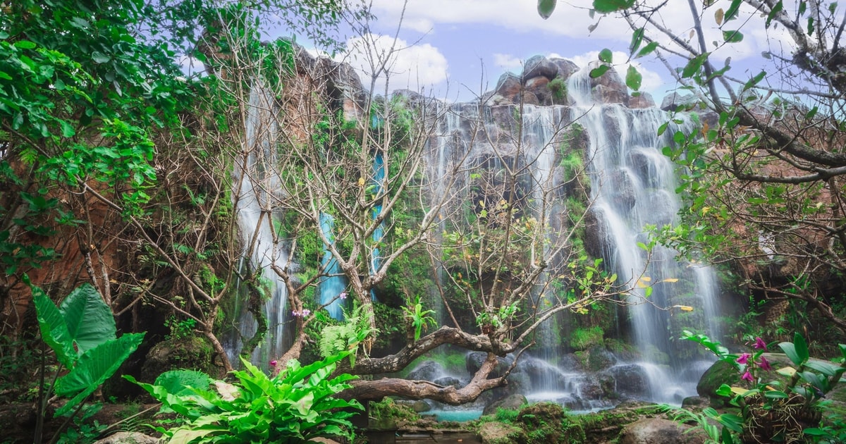 Chiang Mai: Dan Tewada Land, rafting in bambù e tour delle cascate ...