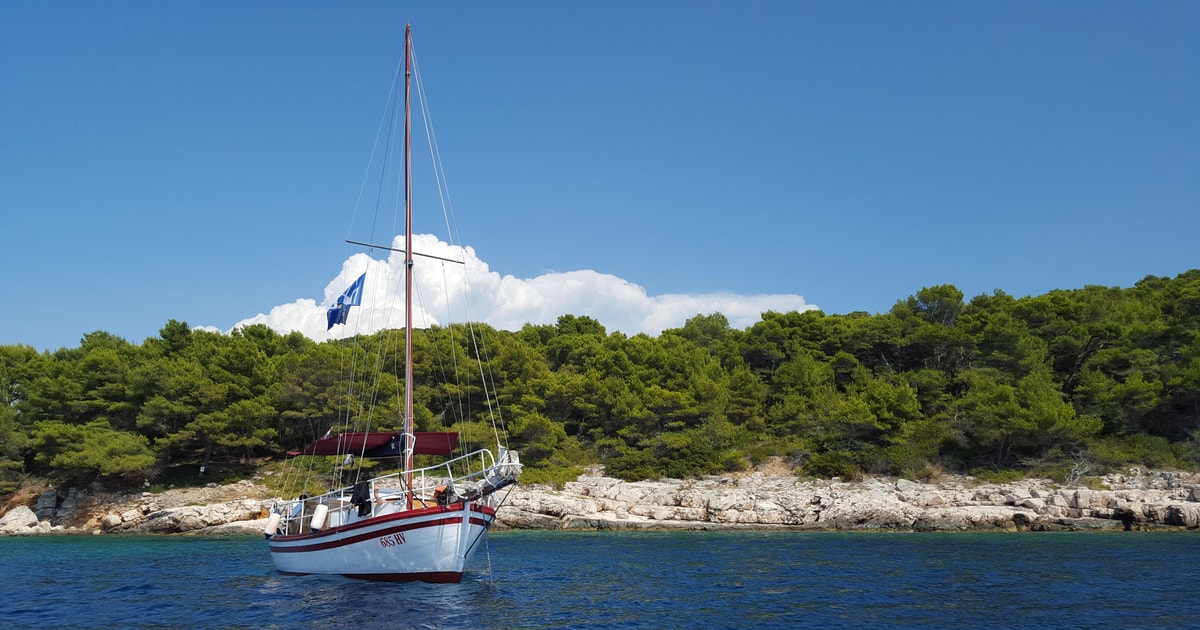 Hvar: Passeio à vela pelas ilhas Pakleni com brunch | GetYourGuide