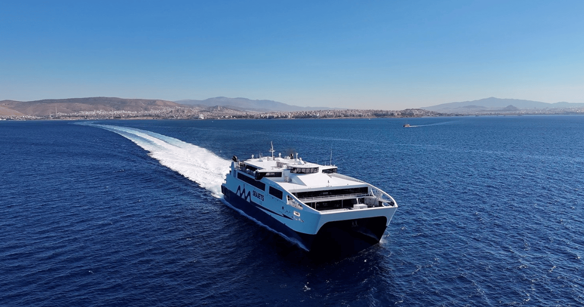 Atenas: viagem de ferry entre Atenas e Mykonos | GetYourGuide