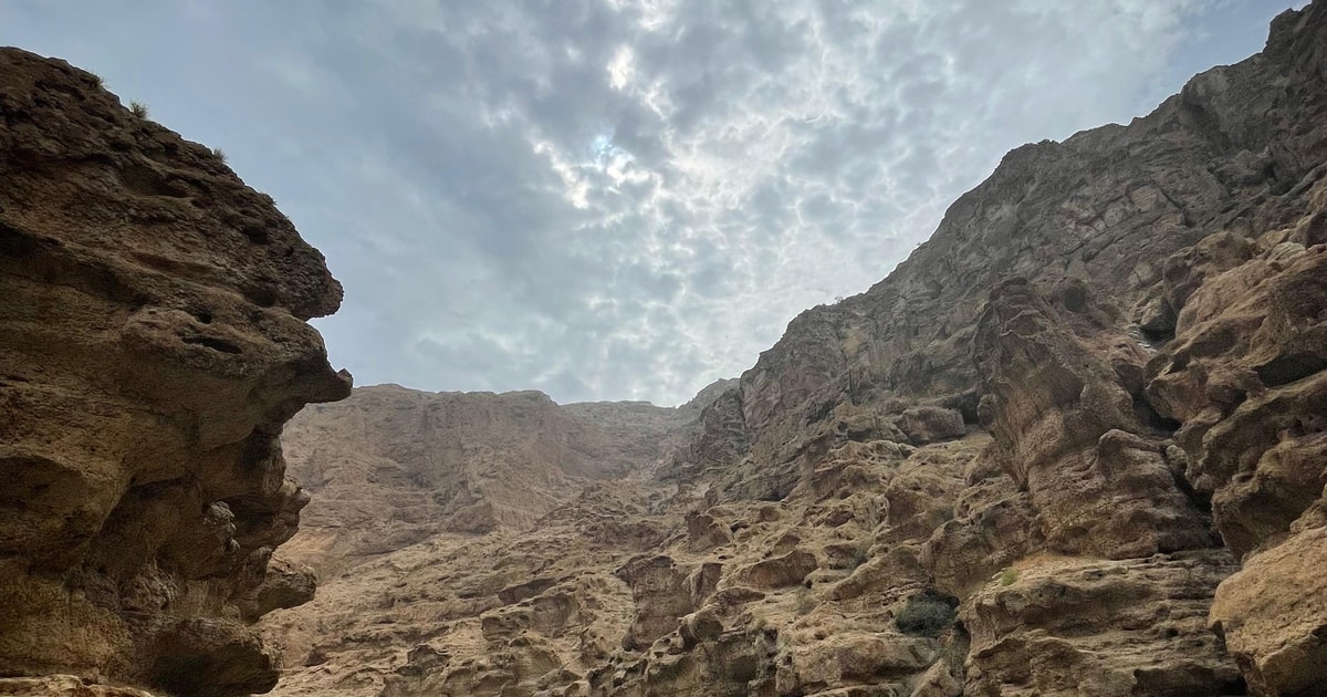 Wadi Shab &Bimmah Sinkhole &Hartvormige grot &Pebble Beach | GetYourGuide