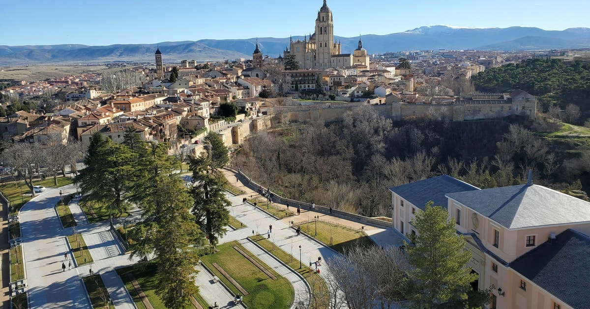 Guided tour of Segovia in Spanish: Cathedral and Alcázar | GetYourGuide