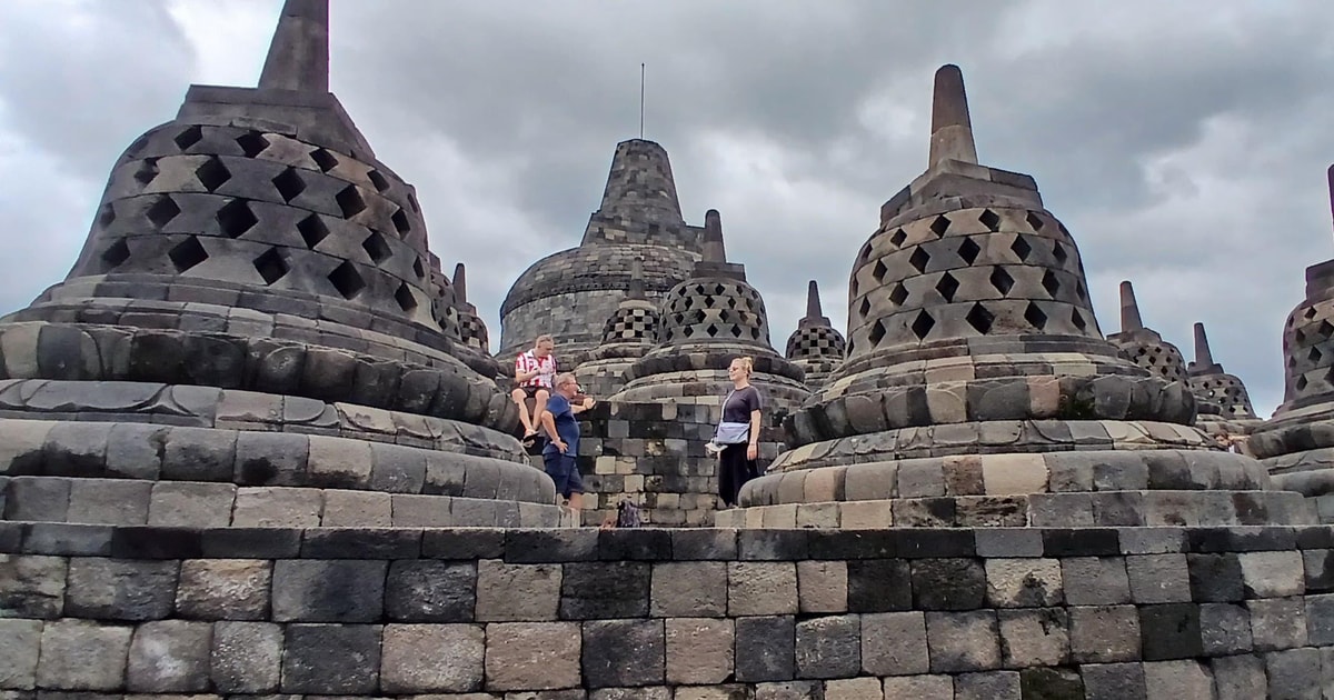 Yogyakarta: tour all'alba sul Merapi, Borobudur e Prambanan | GetYourGuide