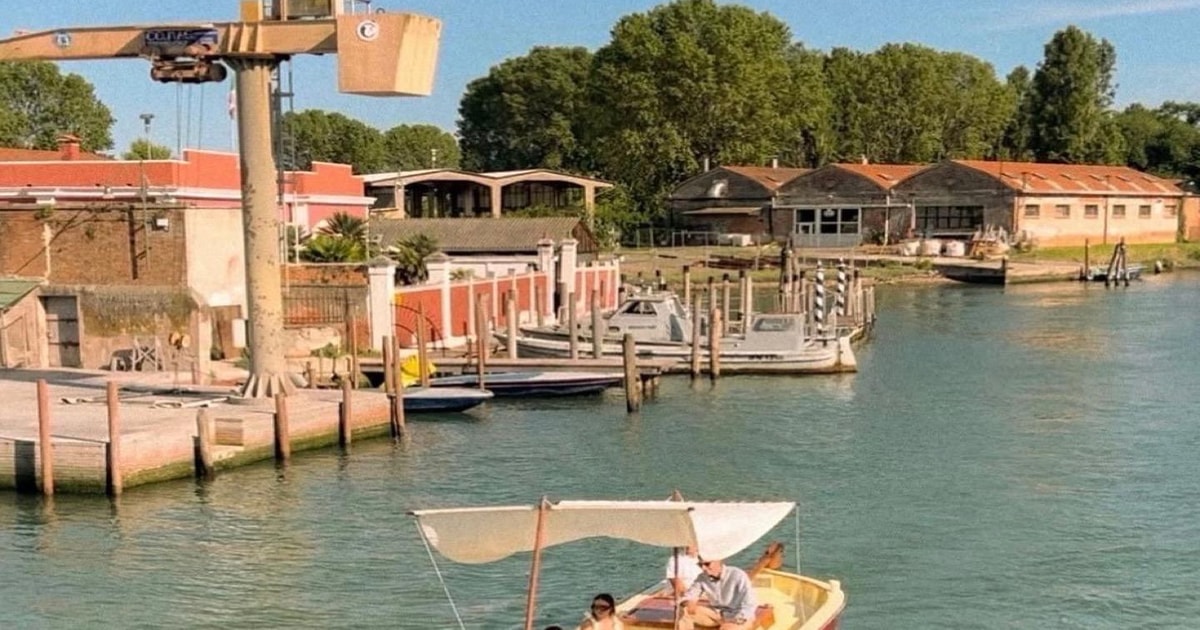 Tour al tramonto in barca tipica nella laguna di Venezia | GetYourGuide