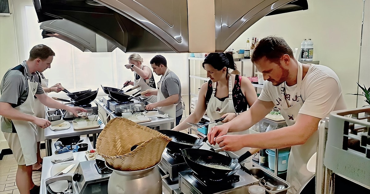 Bangkok: Maliwan Thai Cooking Class with Market Tour | GetYourGuide