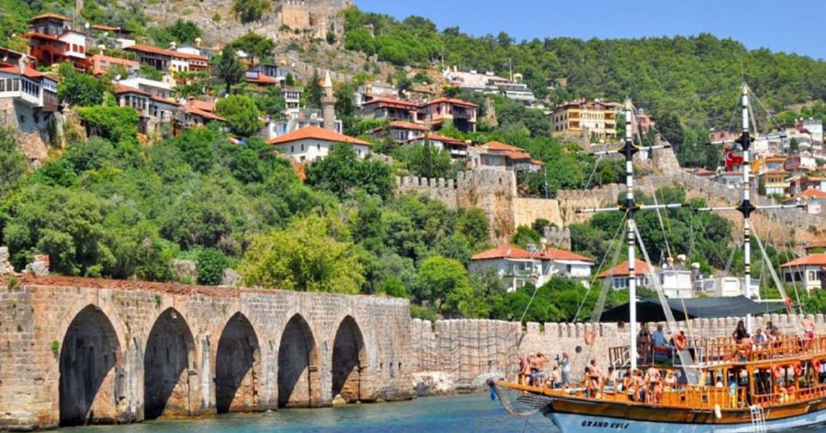 Öğle Yemekli ve Yüzmeli Alanya Relax Sahil Tekne Turu | GetYourGuide