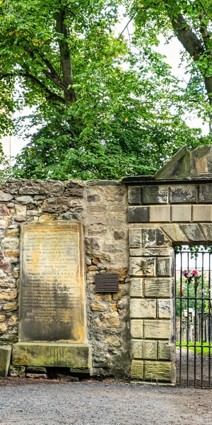 Edinburgh: Haunted Underground Vaults and Graveyard Tour | GetYourGuide