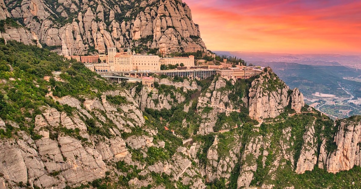Zwiedzanie historycznego klasztoru Montserrat z przewodnikiem | GetYourGuide