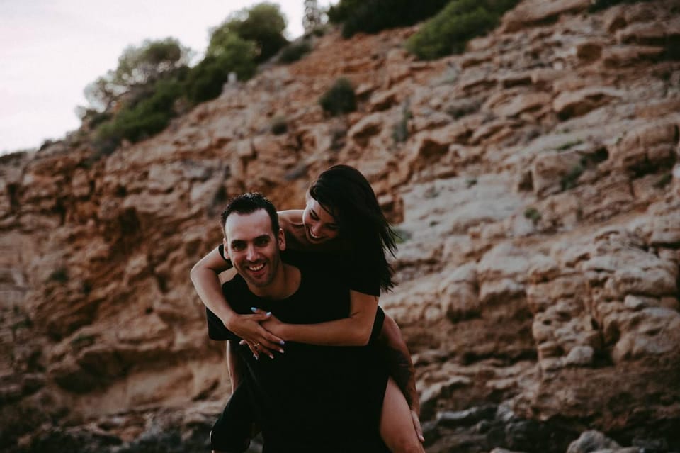 Calella: Sesión de fotos para dos, en la playa, al atardecer. | GetYourGuide