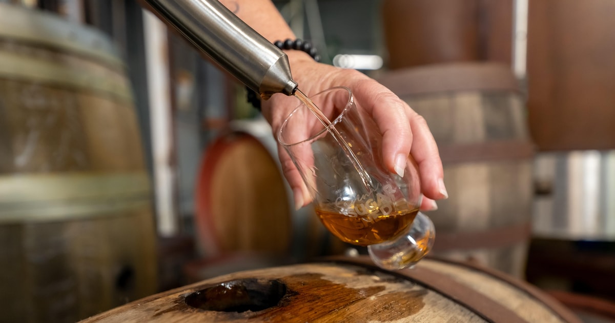 Sarina: visita guiada a la destilería de ron y degustación | GetYourGuide