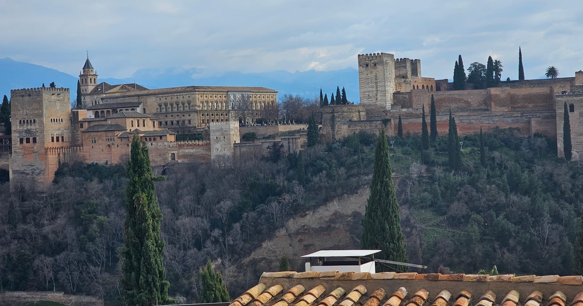 Málagasta: Granadan ja Alhambran ympäristöön päiväretki | GetYourGuide